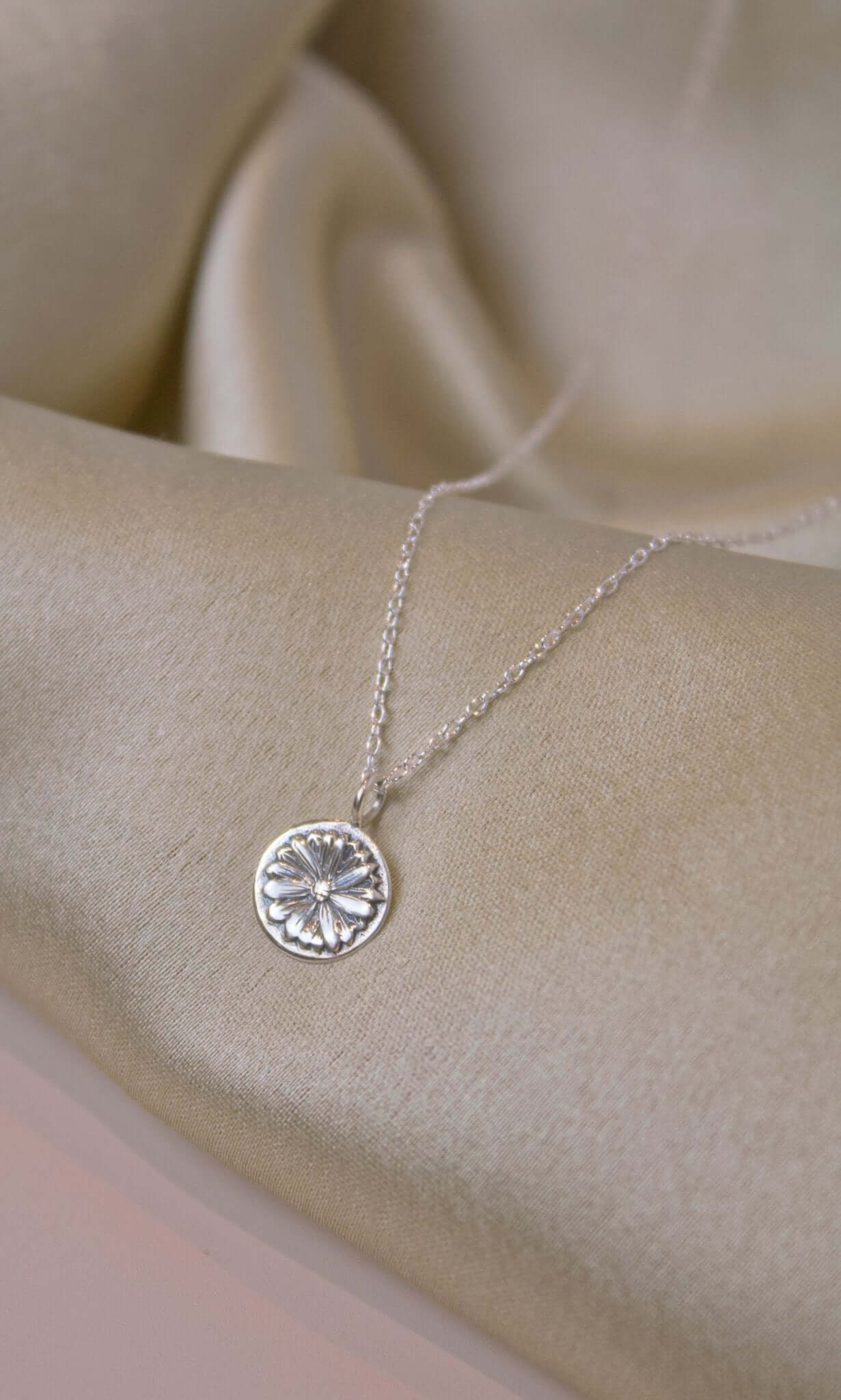 Sterling Silver Daisy Charm Necklace – Jewellery Hut